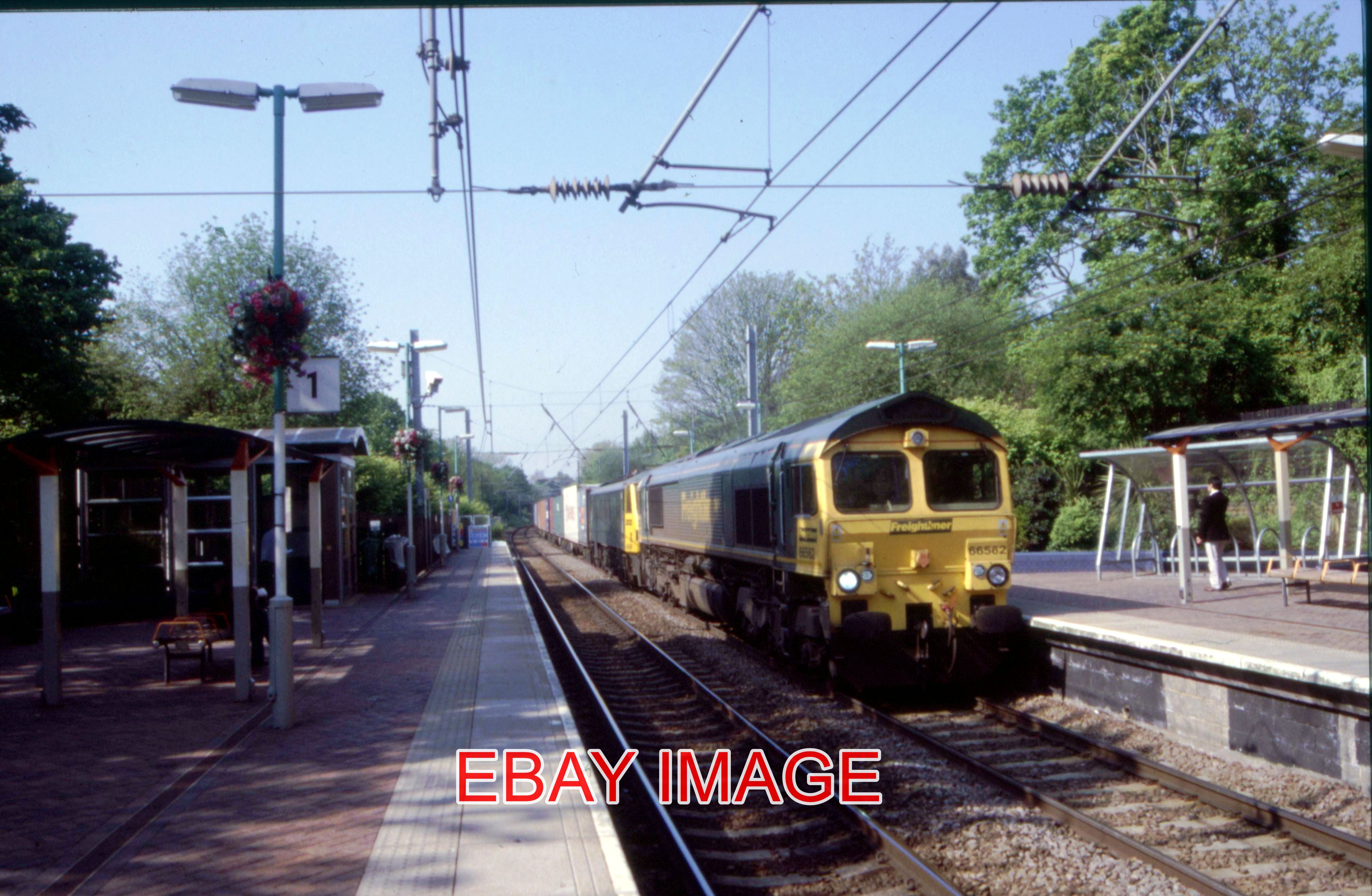 ORIGINAL 35MM SLIDE CLASS 66 LOCO NO 66562 AT BRONDESBURY STATION 5/10 ...