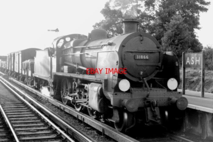 PHOTO SR LOCO NO 31866 AT ASH RAILWAY STATION 1965 | eBay