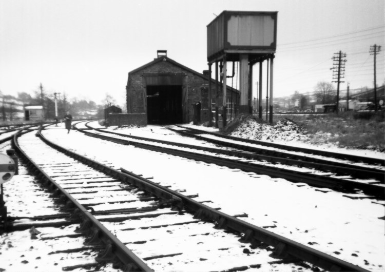 PHOTO LOCO SHED GWR LAUNCESTON VIEW OF THE SHED AND THE WATER TANK IN ...