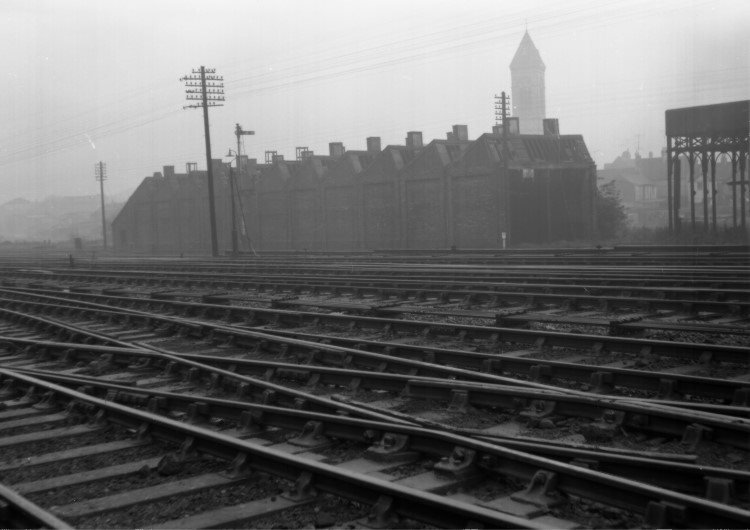 PHOTO LOCO SHED OXFORD (LNWR) VIEW OF THE DISUSED BUT INTACT BUILDING ...
