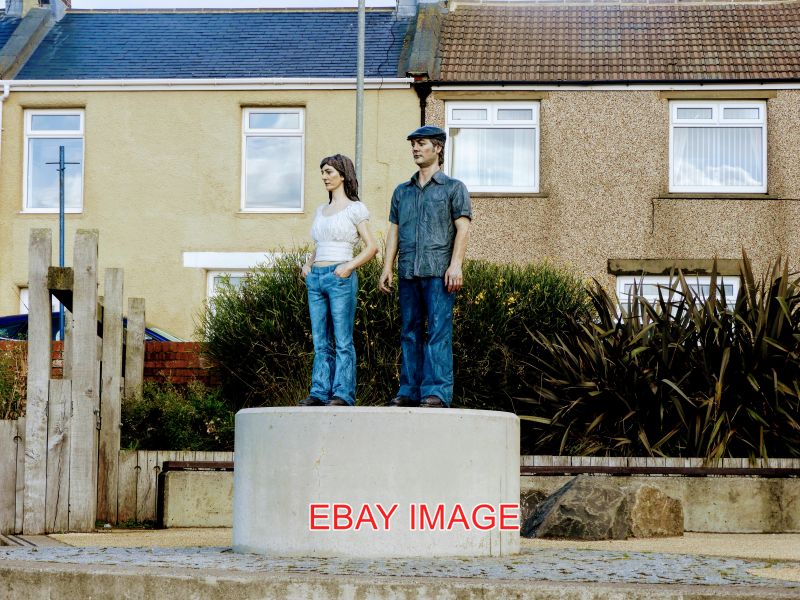 PHOTO "THE COUPLE" COPY OF THE STATUE BY SEAN HENRY ERECTED OFFSHORE AT ...