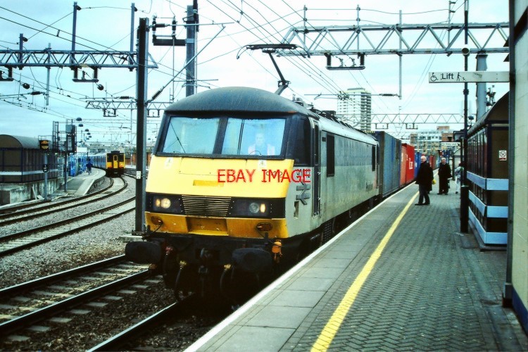 PHOTO CLASS 90 NO 90 042 IN FREIGHTLINER TWO-TONE GREY LIVERY PAUSES AT ...