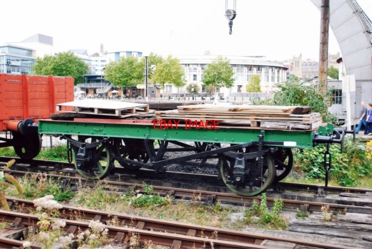PHOTO GWR 25 TON UNFITTED PLATE WAGON UNNUMBERED AT BRISTOL HARBOURSIDE ...