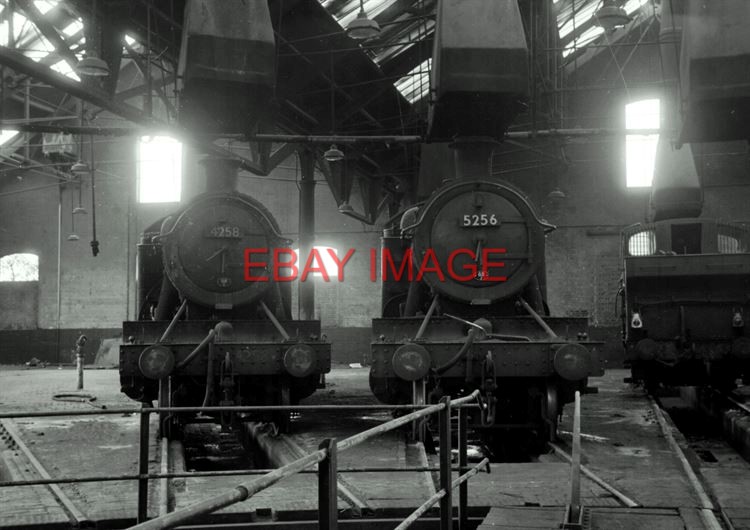 PHOTO GWR LOCOS NO 4258 & 5256 AT ABERDARE LOCO SHED 20TH SEPT 1964 | eBay