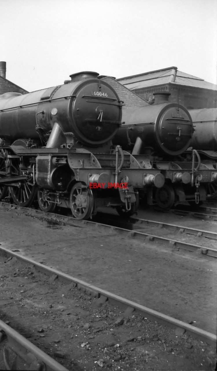 PHOTO GRESLEY 'A3' PACIFIC 60046 'DIAMOND JUBILEE' AND 'O2' 2-8-0 63978 ...