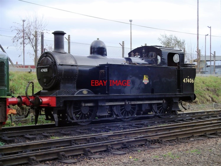 PHOTO LMS FOWLER 3F 0-6-0 47406 STANDS IN THE SIDINGS BETWEEN ...