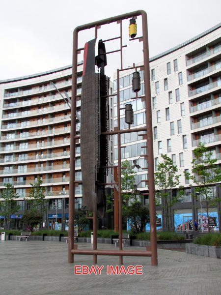 PHOTO BELFAST TITANIC KIT SCULPTURE BELFAST HARBOUR. DESIGNED BY TONY ...