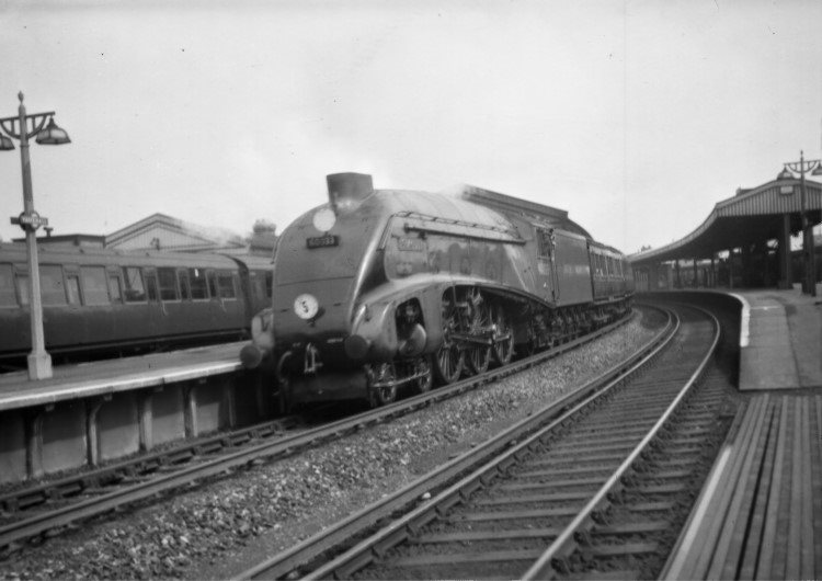 PHOTO LNER Class A4 60033 Seagull Heads Through Vauxhall Railway ...