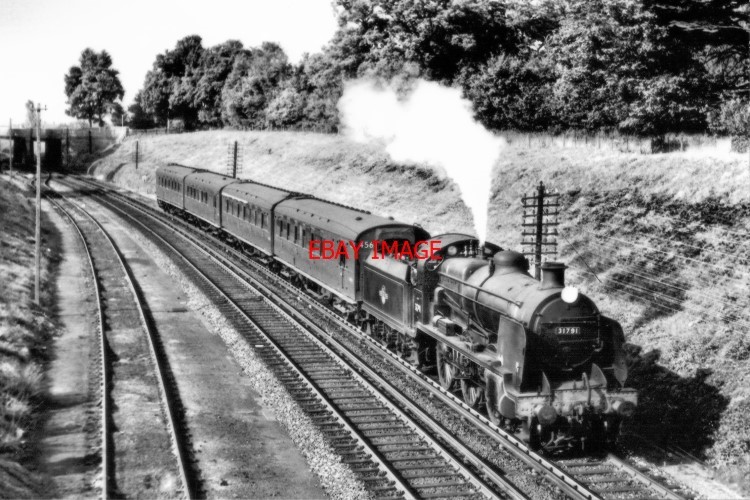 PHOTO SR CLASS U LOCO NO 31791 APPROACHES WOKINGHAM RAILWAY STATION ...