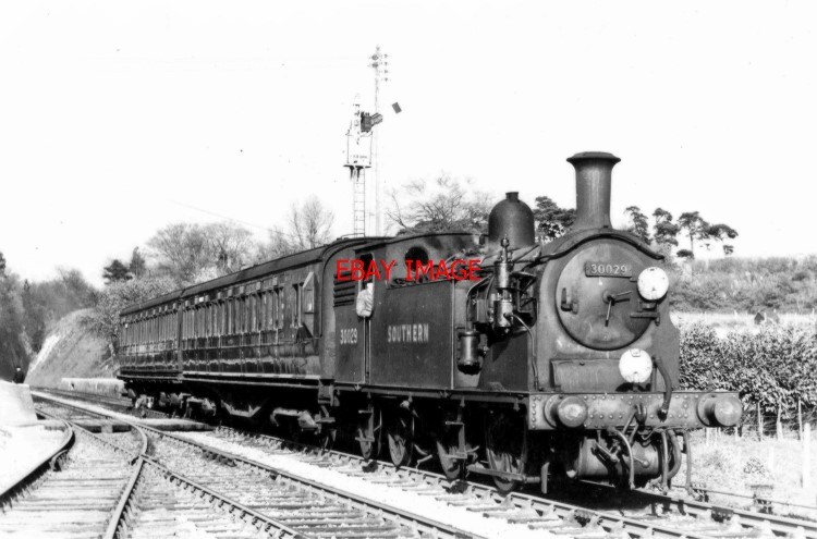 PHOTO SR M7 CLASS LOCO NO 30029 WITH SOUTHERN ON THE TANKS. MEDSTEAD ...