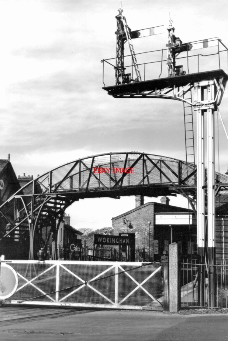 PHOTO WOKINGHAM STATION FOOTBRIDGE AND SIGNAL GANTRY | eBay