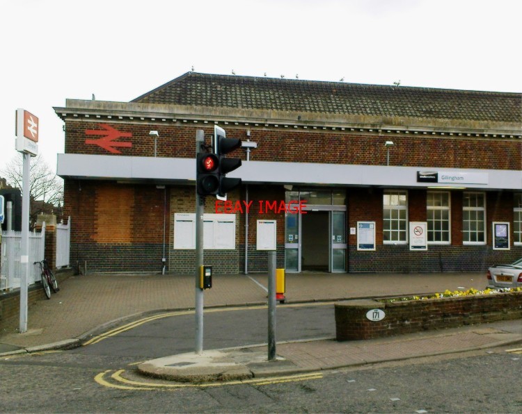 PHOTO GILLINGHAM (KENT) RAILWAY STATION IN THE TOWN OF GILLINGHAM NORTH ...