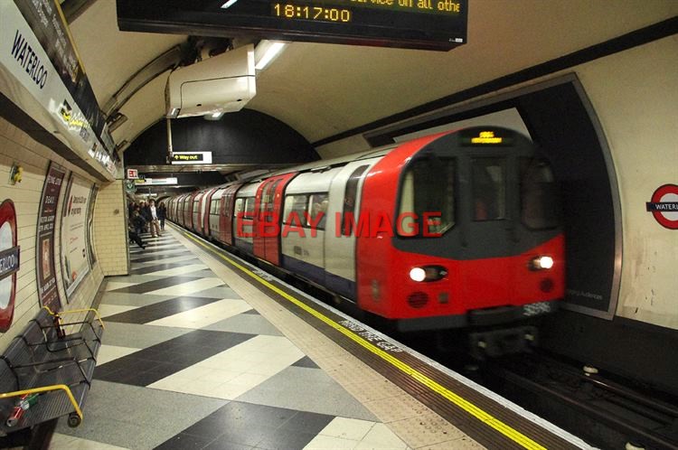 PHOTO (2) LONDON UNDERGROUND 1995 TUBE STOCK AT WATERLOO ON THE ...