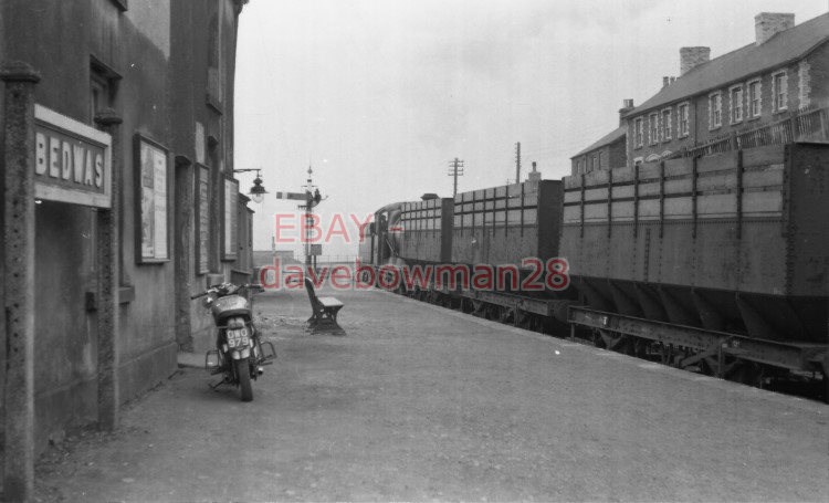 PHOTO GWR LOCO 2227 AT BEDWAS RAILWAY STATION WITH A BRECON-NEWPORT ...