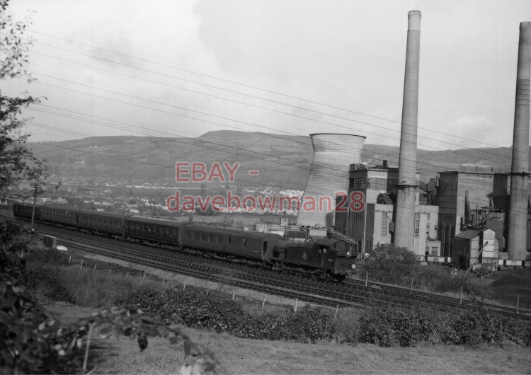 PHOTO GWR LOCO 5643 ON A MERTHYR-BARRY ISLAND TRAIN PASSING UPPER BOAT ...